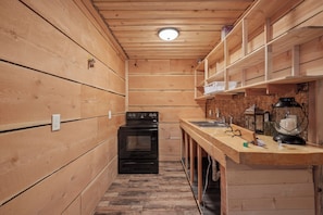 Suíte luxo, 1 quarto, sacada (Upstairs Suite) | Cozinha privada