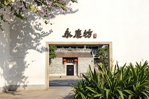 Um edifício tradicional chinês com telhado telhado e porta preta.