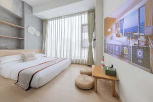 Quarto casal superior, um futon, para não fumantes, vista para a cidade | Cortinas blackout, quartos à prova de som, Wi-Fi de cortesia
