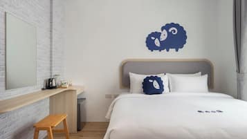 Quarto com cama, um banco de madeira, prateleira na parede e decoração.