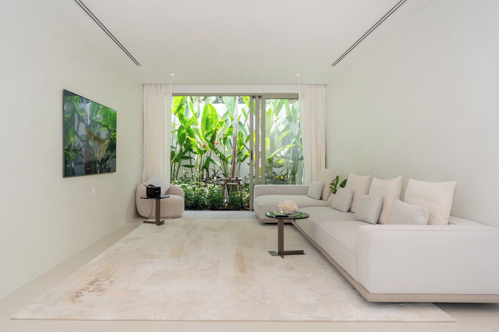 Vila com design assinado, 3 quartos, para não fumantes, piscina particular | Área de estar | Smart TV 65 polegadas com canais digitais