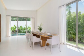 Vila com design assinado, 3 quartos, para não fumantes, piscina particular | Sala de jantar