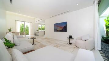 Villa Signature, 3 quartos, não fumadores, piscina privativa | Sala de estar | Smart TV de 65 polegadas com canais digitais