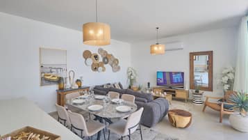 Vila, 4 quartos, piscina particular, vista para o jardim | Sala de jantar