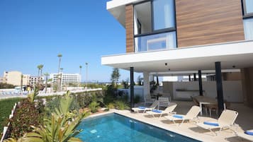 Vila, 4 quartos, piscina particular, vista para o jardim | Piscina | Piscina externa