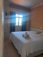 Quarto, vista para a piscina | Ferros/tábuas de passar roupa, camas extras/dobráveis, Wi-Fi de cortesia