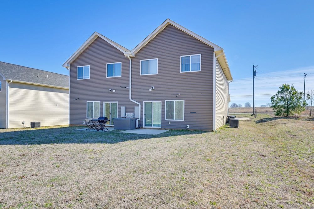 Stay & Play: Spacious Concord Townhome Near Uptown - Harrisburg, NC