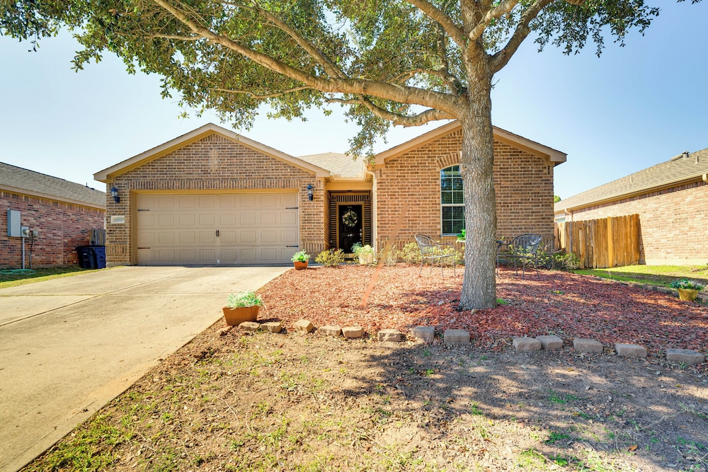 Suburban Home In Magnolia W/ Fenced Yard - Magnolia, TX