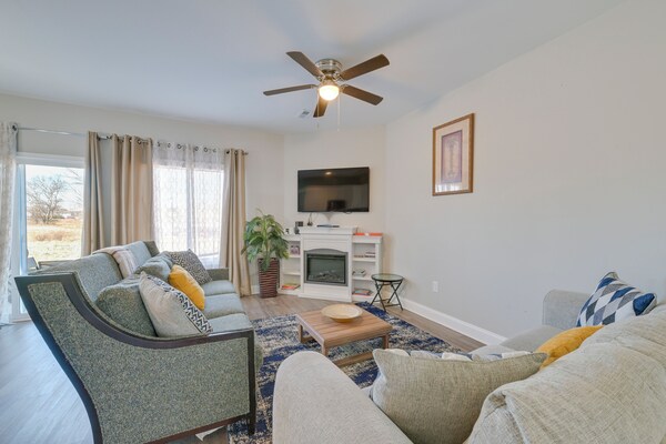 5 Mi To Charlotte Motor Speedway: Cozy Townhome - Harrisburg, NC