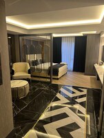 Suite | Cofre no quarto, secretária 