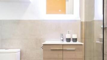 Chuveiro, secador de cabelo, toalhas de banho, sabonete