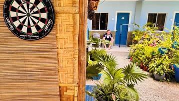 Apartamento, 2 quartos, varanda, vista para o jardim | Pormenores do exterior