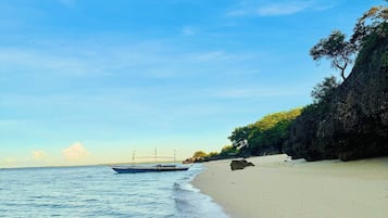 Apartamento, 2 quartos, varanda, vista para o jardim | Praia