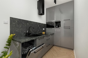 Apartamento | Cozinha privada | Uma cadeira de bebé 