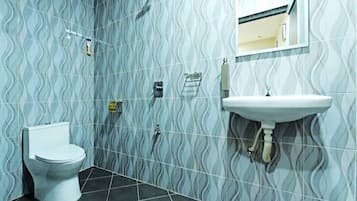 Quarto Duplo Executivo | Casa de banho | Um polibã, toalhas fornecidas, sabão, champô