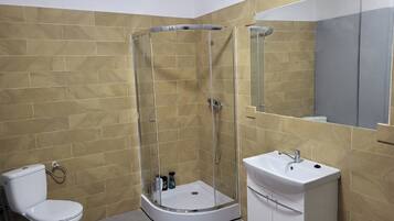 Apartamento Comfort, vista para a montanha | Casa de banho | Toalhas fornecidas, sabão, champô, papel higiénico