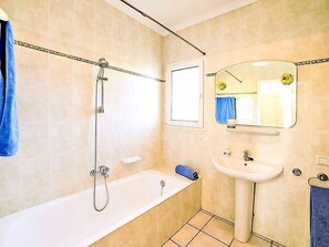 Villa, 4 quartos, terraço | Casa de banho