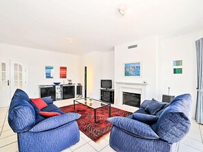 Villa, 4 quartos, terraço | Sala de estar