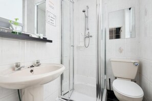 Quarto casal standard | Banheiro | Produtos de toalete grátis, secador de cabelo, toalhas de banho