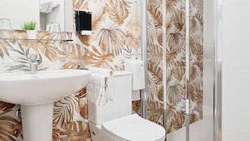 Quarto casal standard, 1 cama de casal | Banheiro | Chuveiro, secador de cabelo, toalhas de banho, sabonete