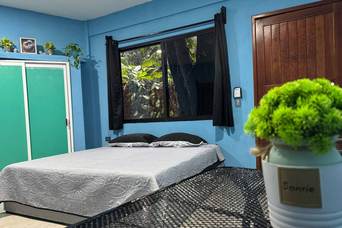 Quarto Deluxe, 1 cama king-size, vista para a piscina, junto à piscina | Roupa de alta qualidade, edredões de penas