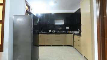 Apartamento clássico, sacada, vista para o jardim | Cozinha privada