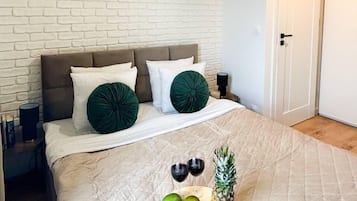 Apartamento conforto, sacada, vista para a cidade | 2 quartos, espaço de trabalho para notebook, cortinas blackout