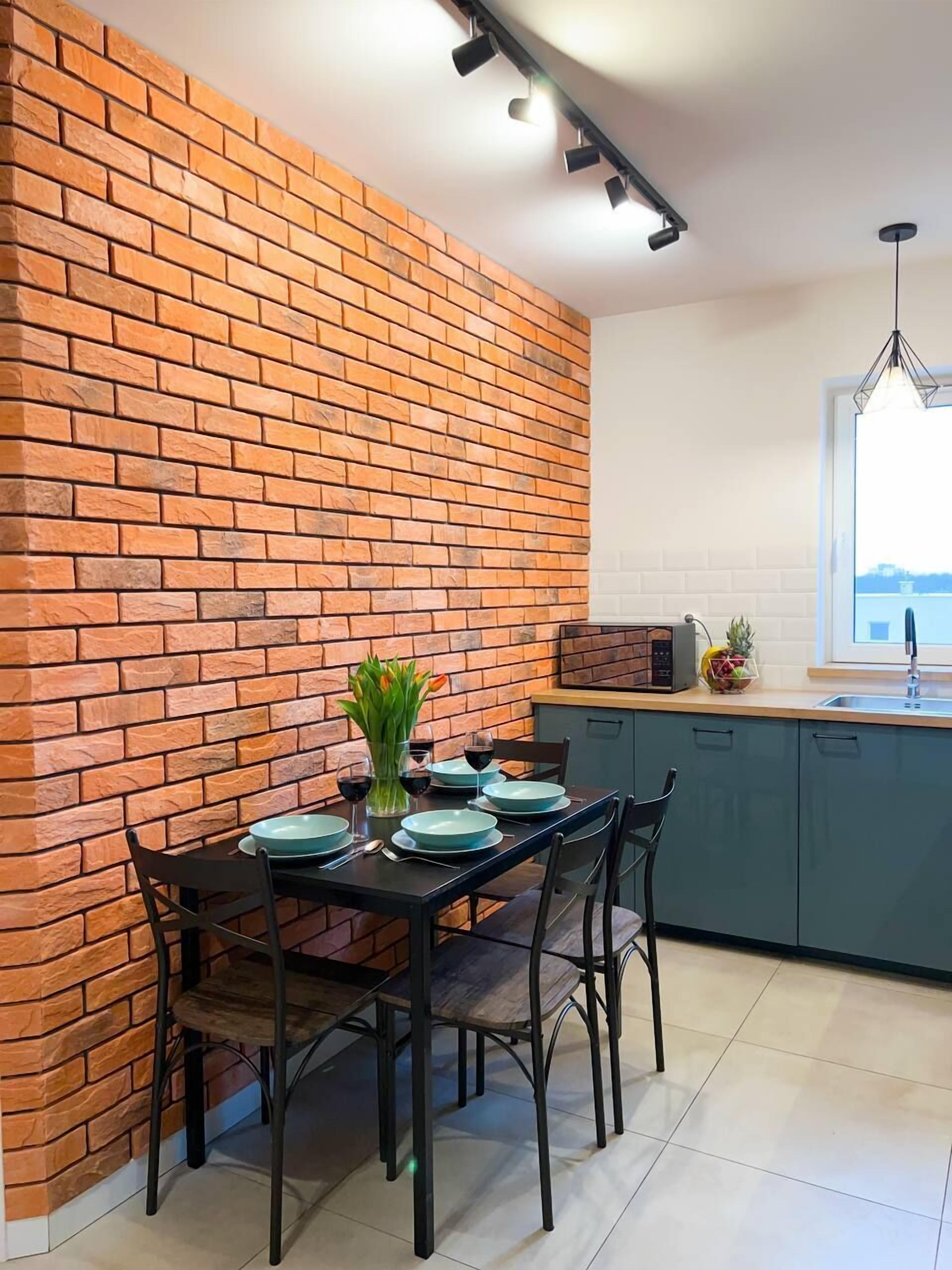 Apartamento conforto, sacada, vista para a cidade | Opções para refeição no quarto