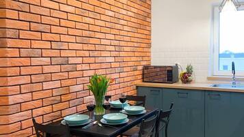 Apartamento conforto, sacada, vista para a cidade | Opções para refeição no quarto