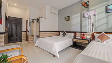 Quarto Triplo Deluxe, varanda, vista para o jardim | Minibar, secretária, cortinas/cortinados opacos, quartos insonorizados