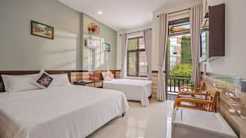 Quarto Triplo Deluxe, varanda, vista para o jardim | Minibar, secretária, cortinas/cortinados opacos, quartos insonorizados