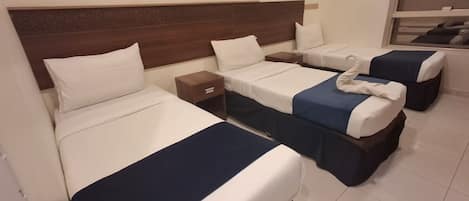 Quarto Triplo Standard | Minibar, cofre no quarto, cortinas/cortinados opacos