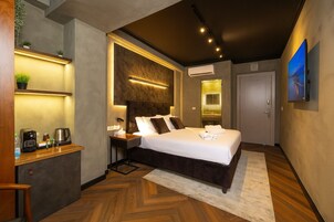 Quarto casal elite | Roupas de cama premium, edredons de pluma, frigobar, escrivaninha