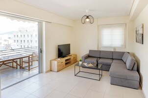 Apartamento Familiar, 2 quartos, cozinha, vista para a montanha | Sala de estar | Smart TV de 55 polegadas com canais digitais 