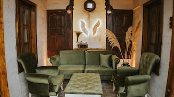 Quarto, vista para o pátio | Sala de estar | Televisor LCD de 33 polegadas com canais via satélite