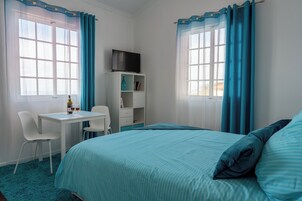 Estúdio Deluxe, 1 cama queen-size, casa de banho privativa, vista para o oceano | Com decoração personalizada, com mobília individualizada, Wi-fi grátis 