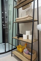 Estúdio luxo, 1 cama Queen e sofá-cama, ar-condicionado, vista para o oceano | Banheiro | Secador de cabelo, sabonete, shampoo, papel higiênico