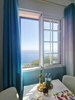 Estúdio Deluxe, 1 cama queen-size, casa de banho privativa, vista para o oceano | Com decoração personalizada, com mobília individualizada, Wi-fi grátis 
