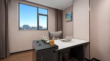 Quarto Premier | Sala | Televisor LCD de 60 polegadas com canais por cabo, livros
