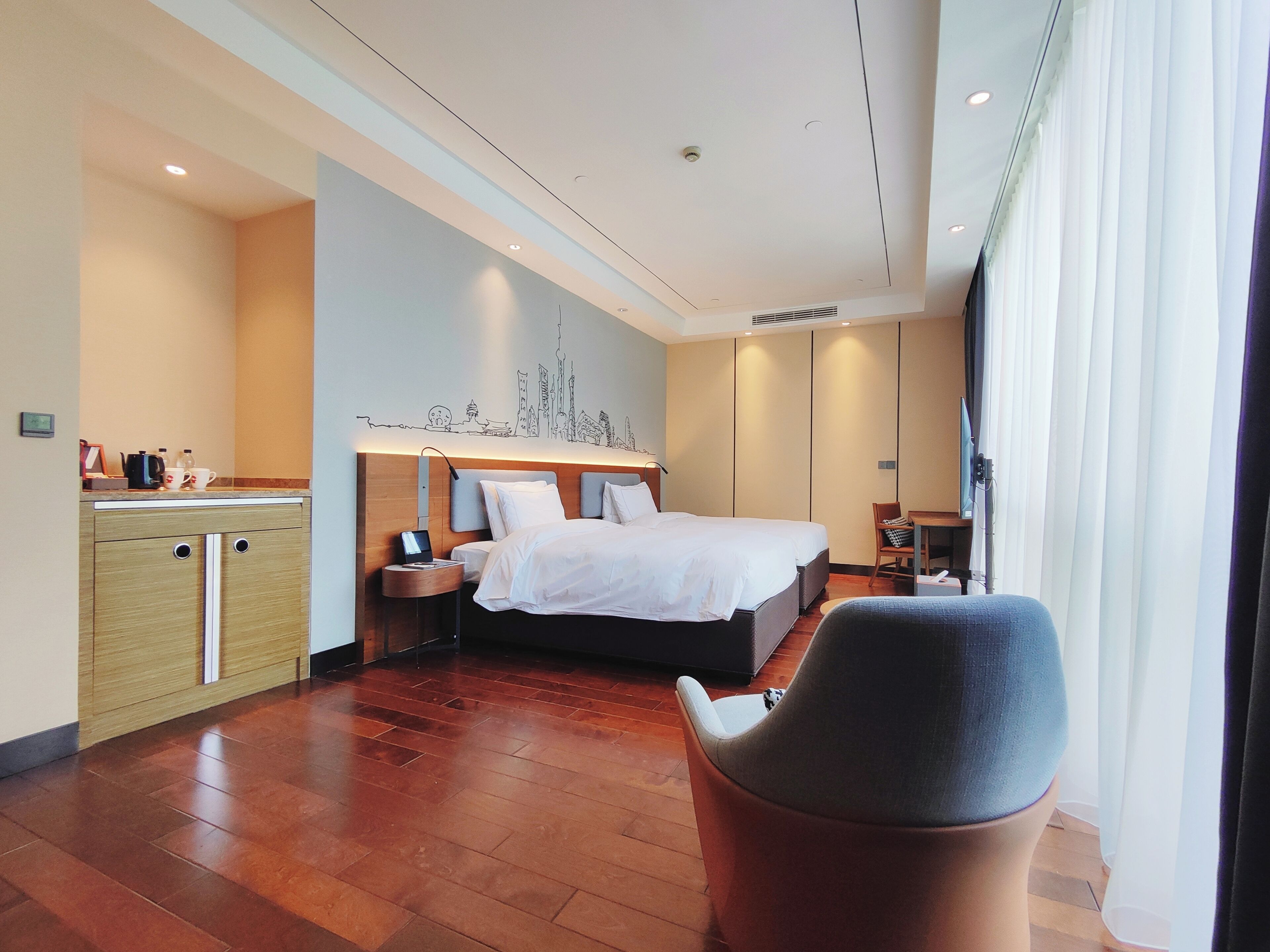 Quarto casal ou duplo standard, vista para o jardim | Frigobar (abastecido com itens grátis), escrivaninha