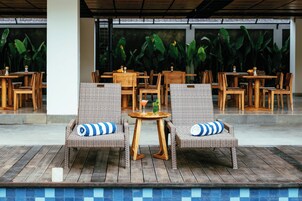 Terraço com espreguiçadeiras