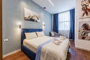 Apartamento Deluxe, vista para a marina | 1 quarto, cortinas/cortinados opacos, ferro/tábua de engomar