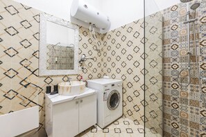 Apartamento Deluxe, vista para a marina | Casa de banho | Roupões, chinelos