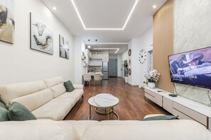 Apartamento Deluxe, vista para a marina | Sala de estar | TV de ecrã plano
