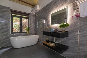 Chuveiro com efeito de chuva, produtos de toalete de grife