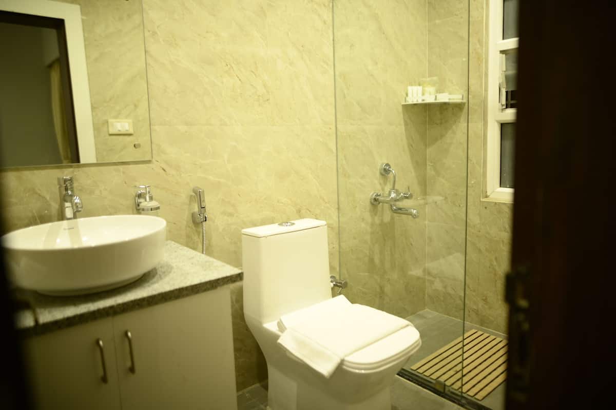 Quarto Comfort, vista para o pátio | Casa de banho | Um polibã, um secador de cabelo, chinelos, toalhas fornecidas
