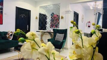 Quarto júnior, sacada, vista para a cidade | Área de estar