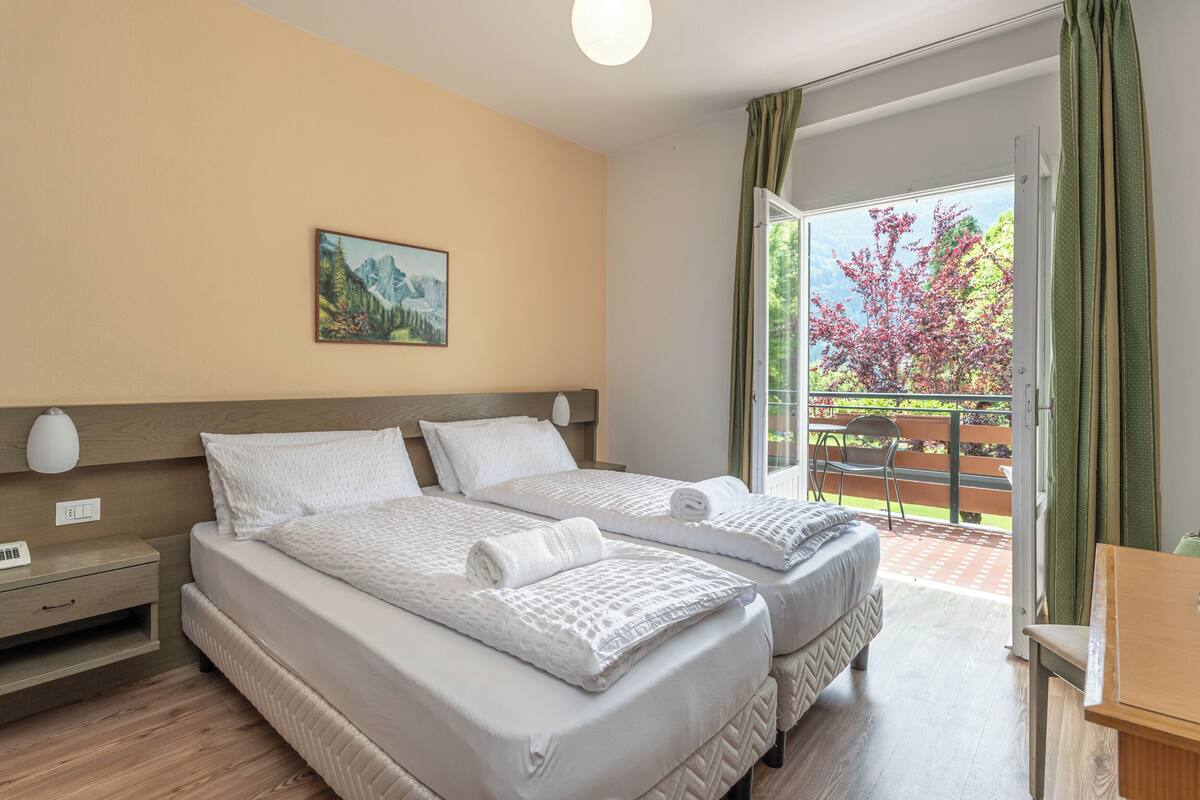 Quarto Duplo ou Twin Standard, varanda, vista para o lago | Wi-fi grátis 