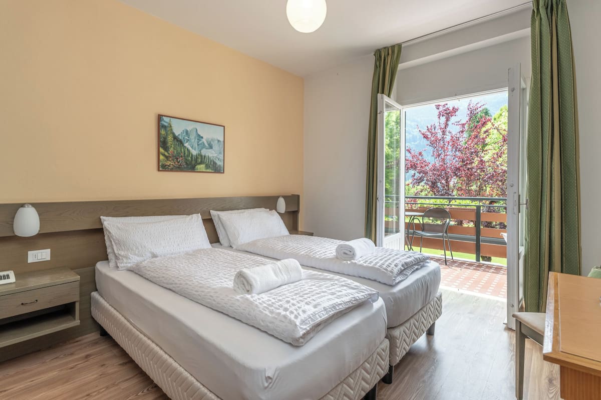 Quarto Duplo ou Twin Standard, varanda, vista para o lago | Wi-fi grátis