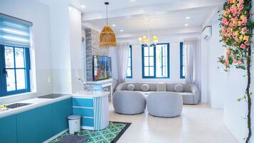 Vila luxo, 3 quartos, vista para o jardim | Cozinha privada | Geladeira, micro-ondas